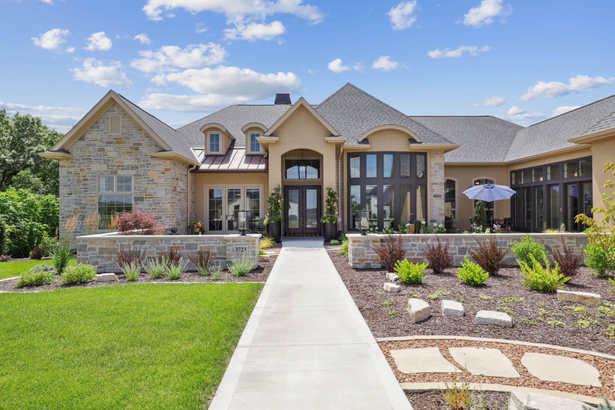Elegant Ranch with Courtyard | kv-homes